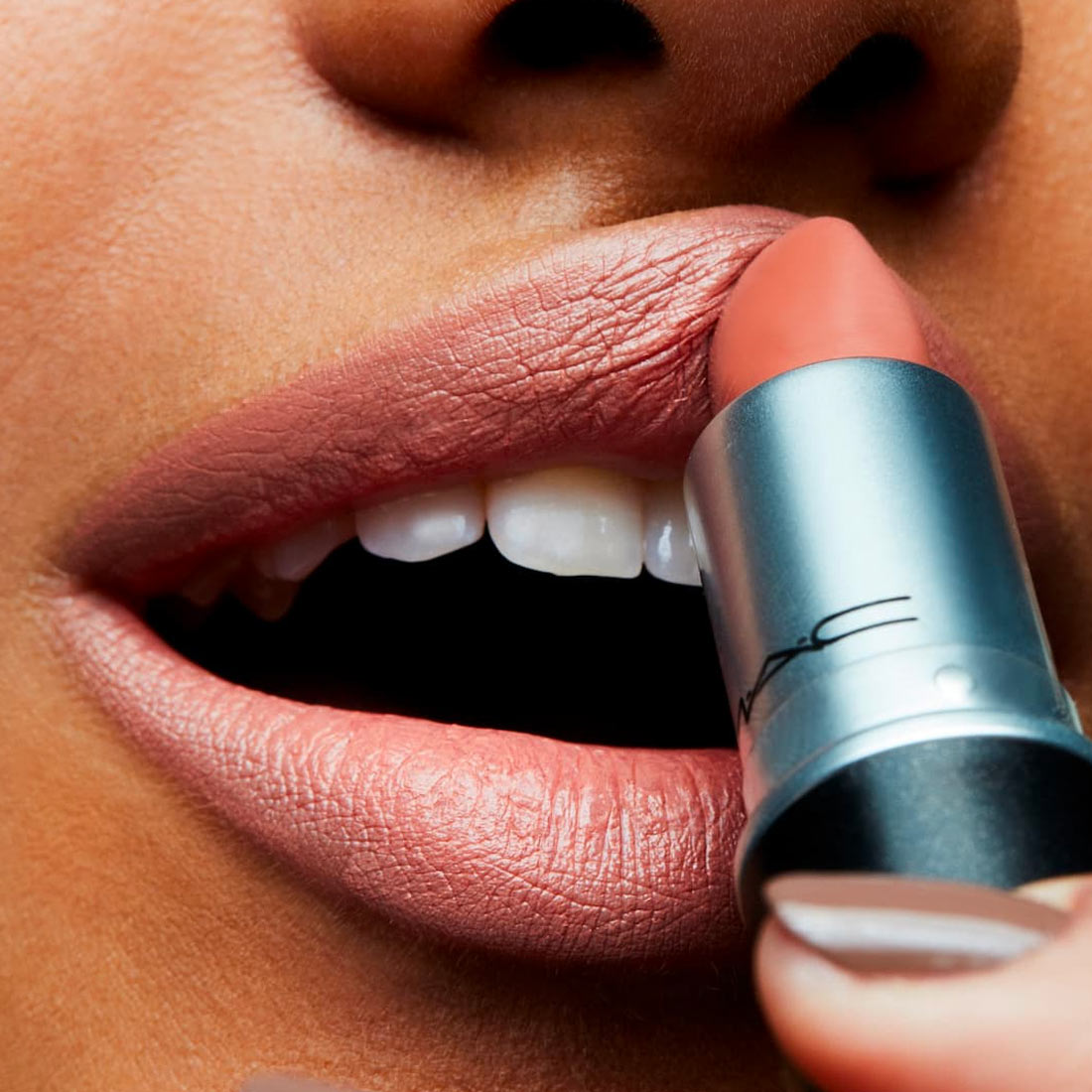 Satin Lipstick Mac - Rouge Perfumerías: Le Parfum, Le Couleur