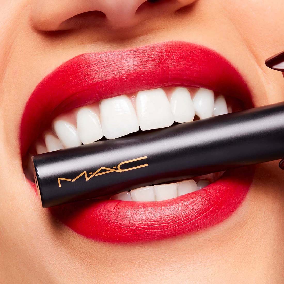 Powder Kiss Velvet Blur Slim Stick de Mac - Rouge Perfumerías: Le ...